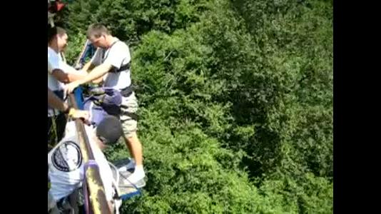 Une blague pour un sauteur de bungee