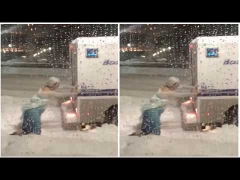 La drag queen Elsa en pleine action dans la neige!