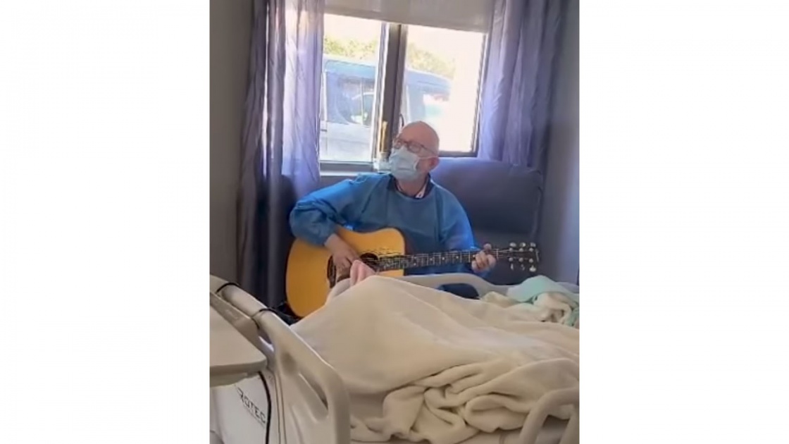 Patrick Norman chante doucement une chanson à sa maman en soins palliatifs