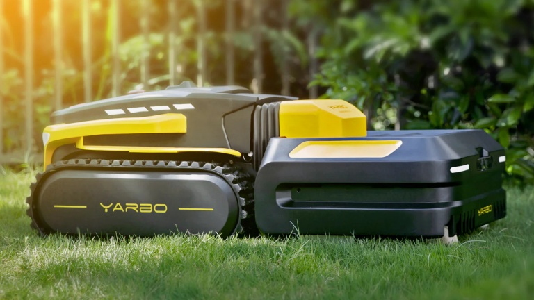 Ce robot tondeuse 3 en 1 fait bien plus que couper le gazon